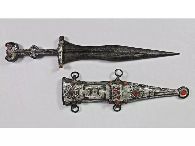 Archaeology Intern Unearths Spectacular, 2,000 Ọdun Roman Dagger