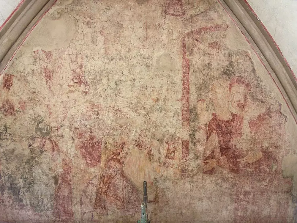 I-frescoe efiphele kakhulu ebomvu ne-taupe enemidwebo yeminye imifanekiso ebonakalayo, evalelwe ku-arched dome