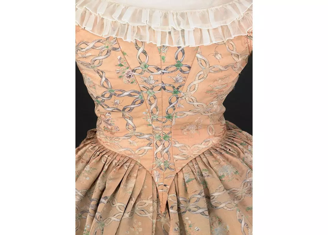 Detail dress Martha Washington
