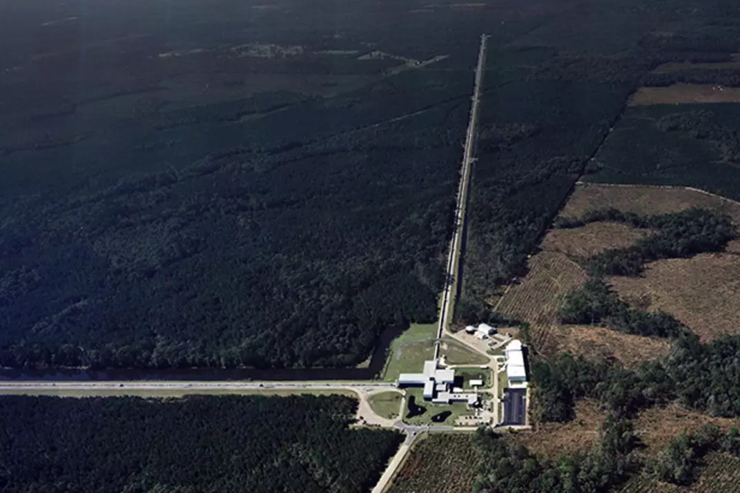 Flygfoto av LIGO gravitationsvågdetektor i Livingston, Louisiana.