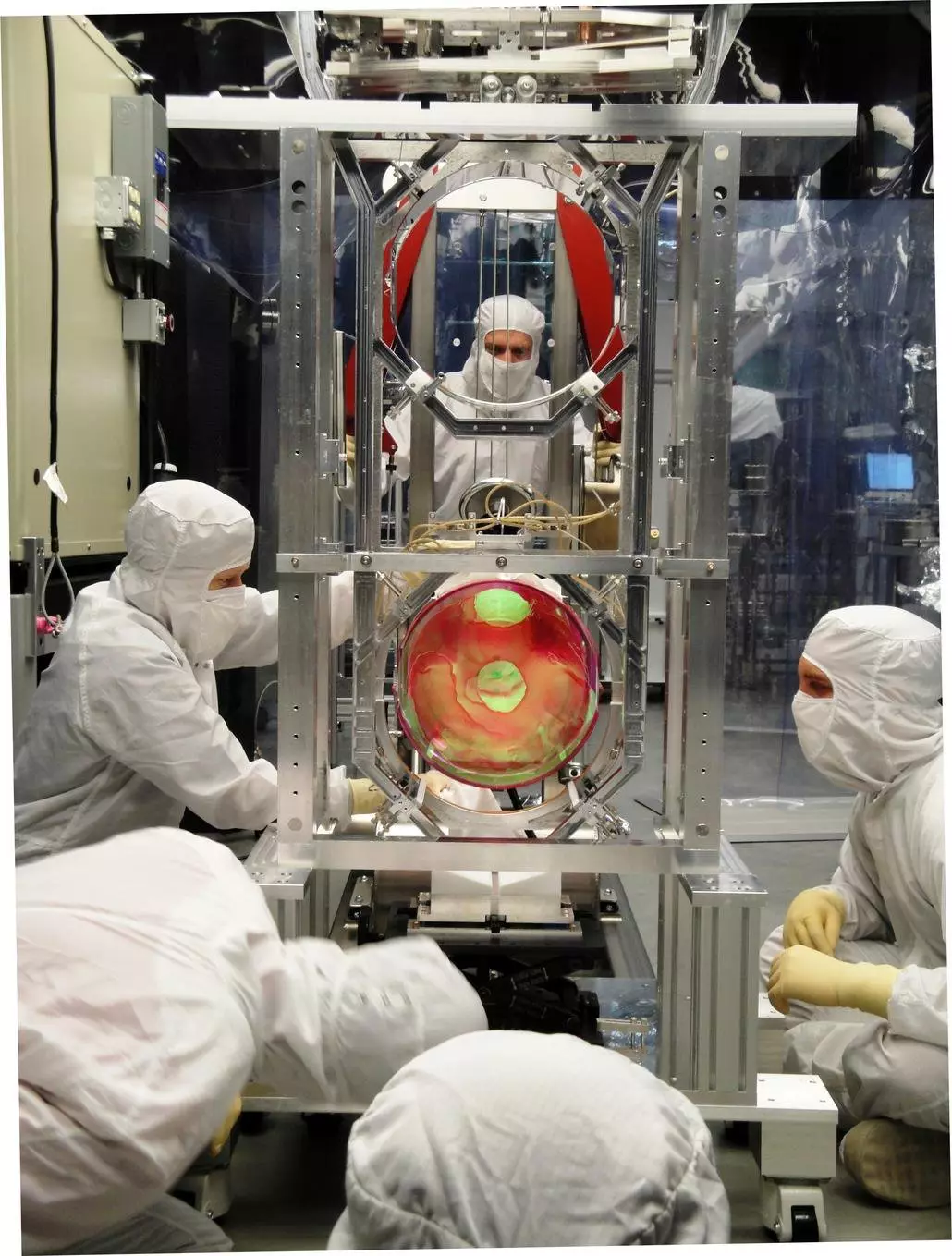 LIGO-forskare arbetar med dess optikupphängning.