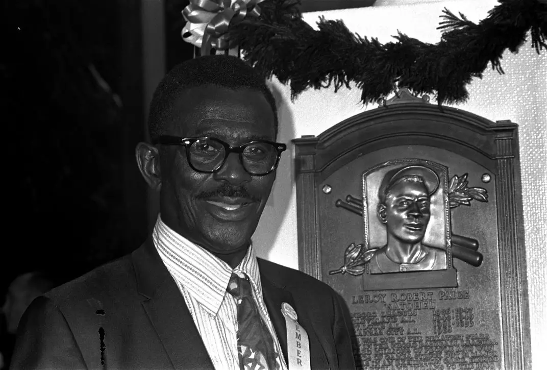 Satchel Paige eduze kwe-Hall of Fame plaque