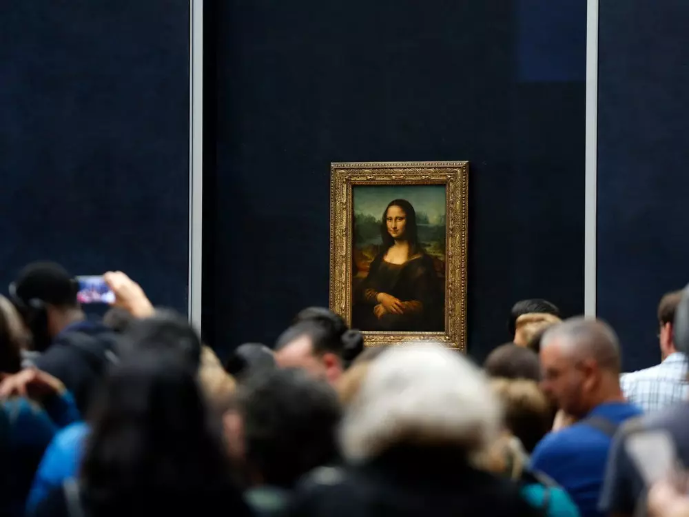 Turis ngenteni kanggo ndeleng Mona Lisa