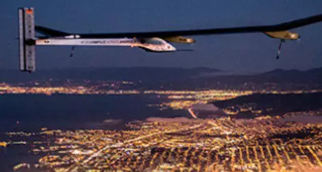 O Solar Impulse sobrevoa San Francisco pola noite.