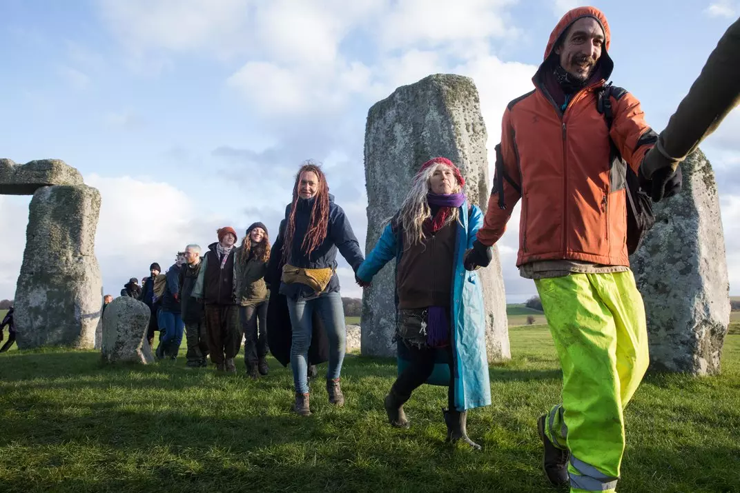 O se vaega o tagata e uulima ma ataata, e foliga mai o loʻo gaoioi i se liʻo i totonu ma taʻamilo i maʻa Neolithic