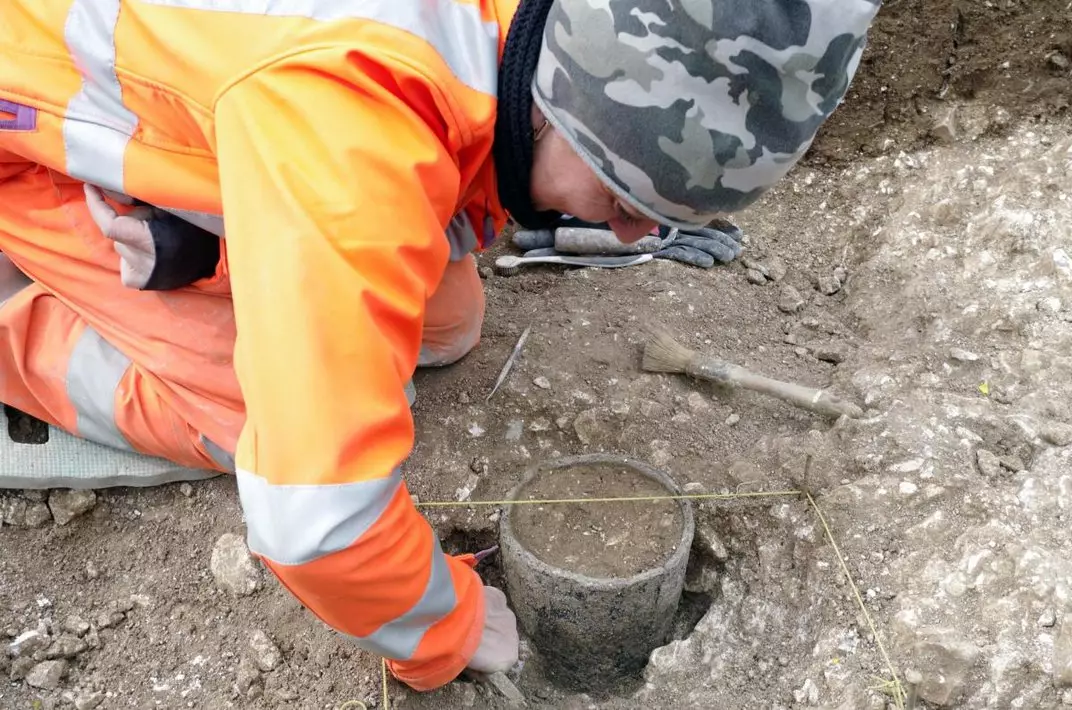 Nuut opgegrawe Bronstydperk-grafte beklemtoon Stonehenge-tonnel se potensiële bedreiging vir erfenis 34627_4