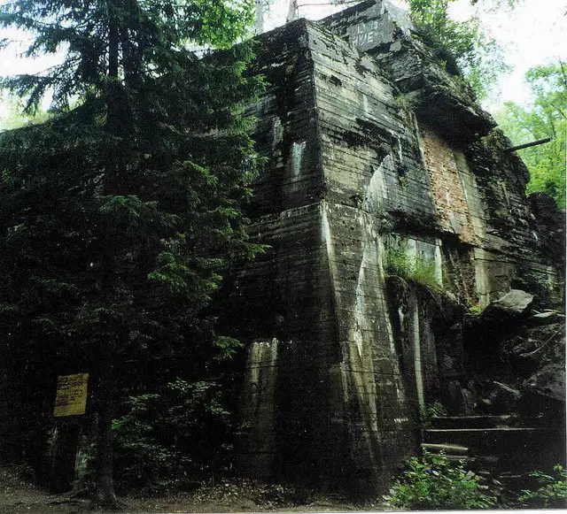 Ang Wolfsschanze, o Wolf’s Lair, mao ang bunker ni Hitler sa gawas sa Rastenburg, Germany.