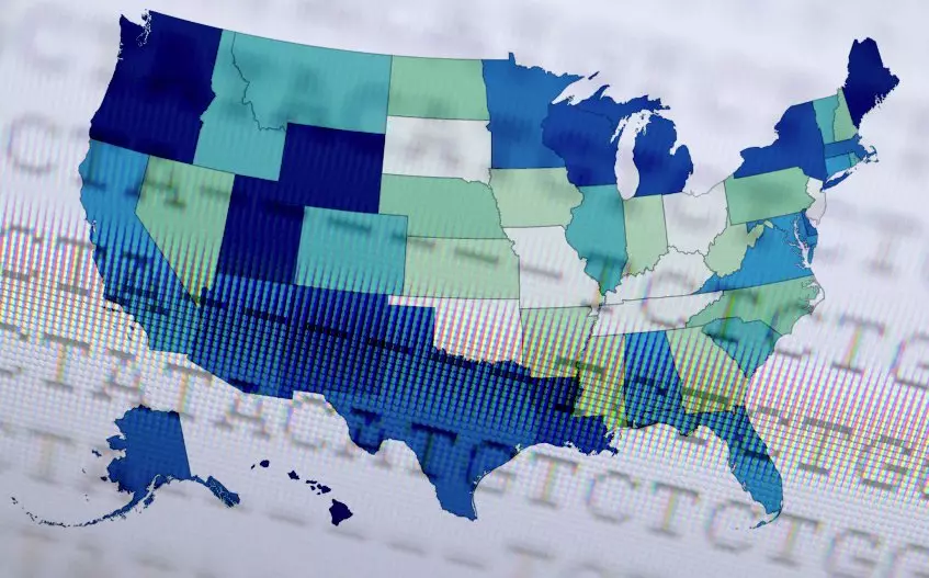 raidės virš JAV žemėlapio su skirtingomis valstijomis, nuspalvintomis skirtingomis spalvomis