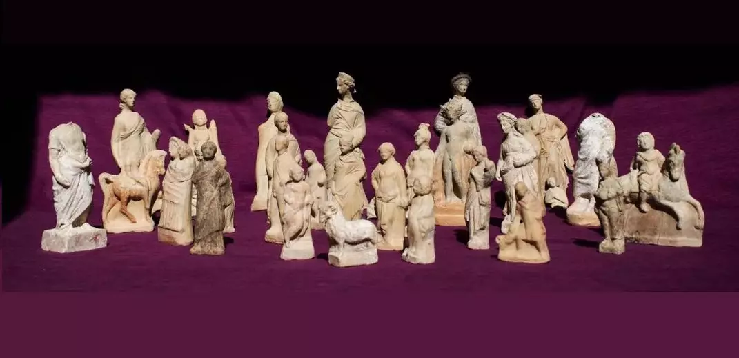 2.000-jier âlde terracotta-figueren fan goden, stjerliken, bisten fûn yn Turkije 34647_2
