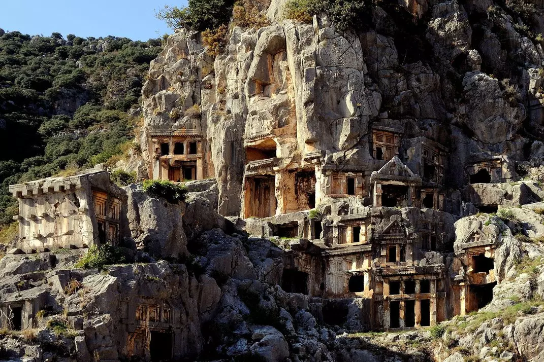 ترکی میں 2,000 سال پرانے دیوتاؤں، مرداروں، جانوروں کے ٹیراکوٹا مجسمے پائے گئے 34647_3