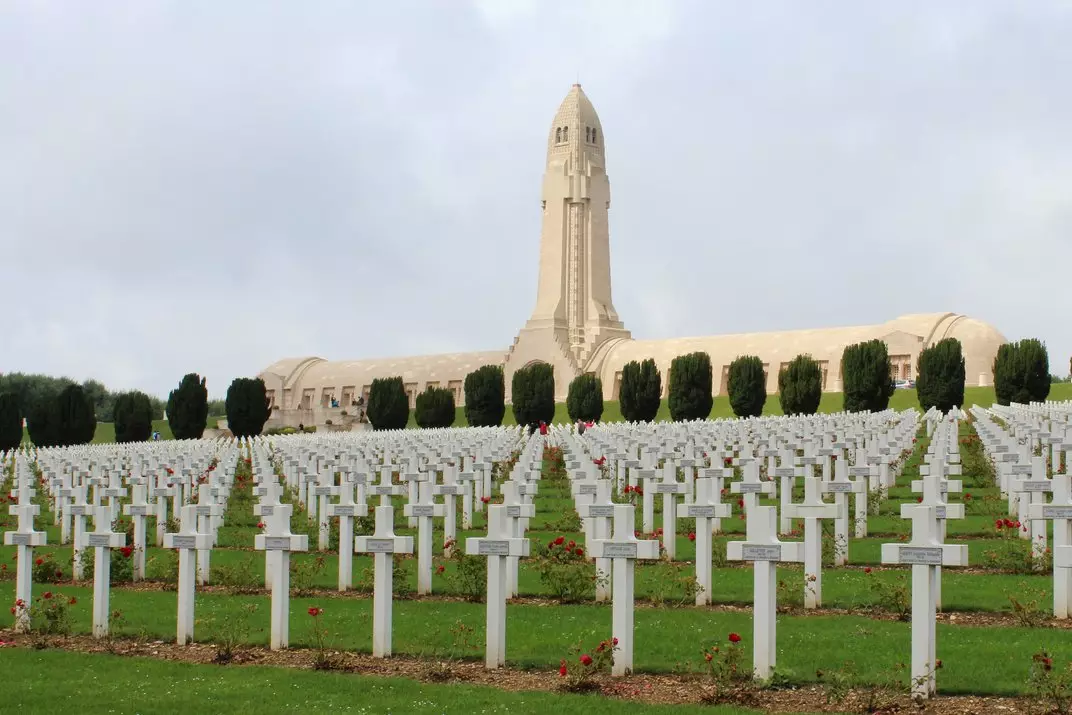 Костурницата Douaumont и споменикот Верден