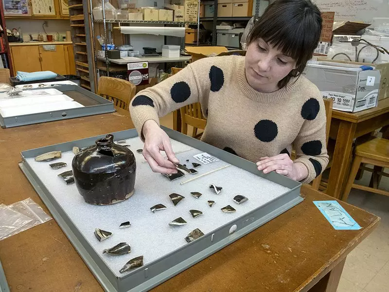 Археолог испитује фрагменте кинеске грнчарије