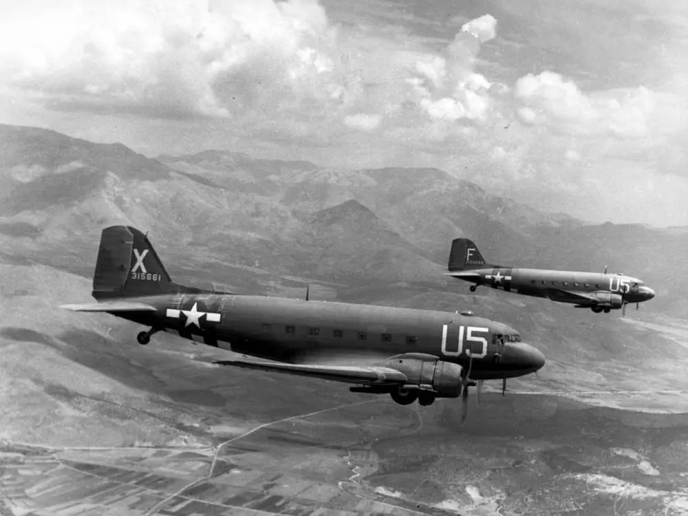 ສອງ_USAAF_C-47A_Skytrains.jpg