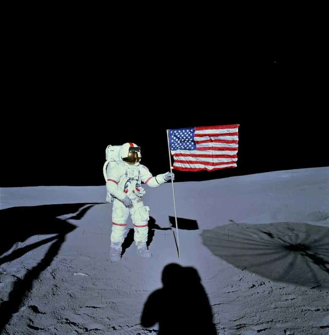 Shepard sulla luna con bandiera