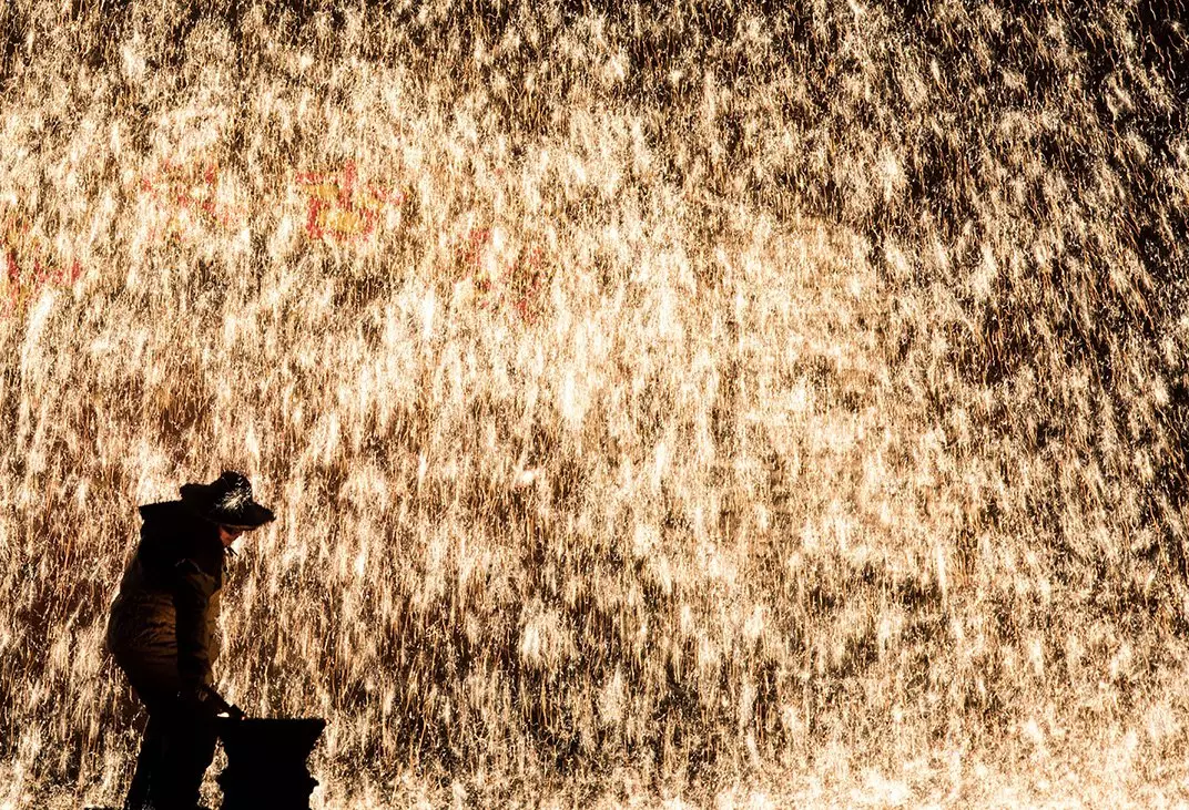 Pour célébrer le Nouvel An lunaire, les forgerons chinois transforment le métal en fusion en feux d'artifice 35092_1