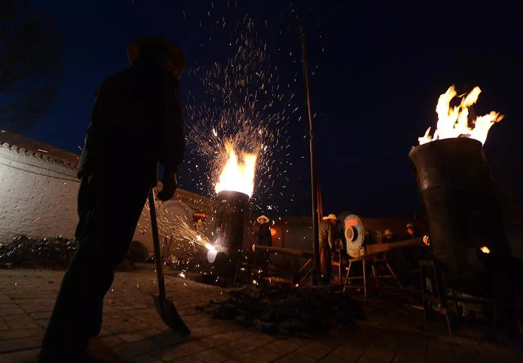 Aron sa pagsaulog sa Lunar New Year, ang Chinese Blacksmith naghimo sa tinunaw nga metal ngadto sa fireworks 35092_4