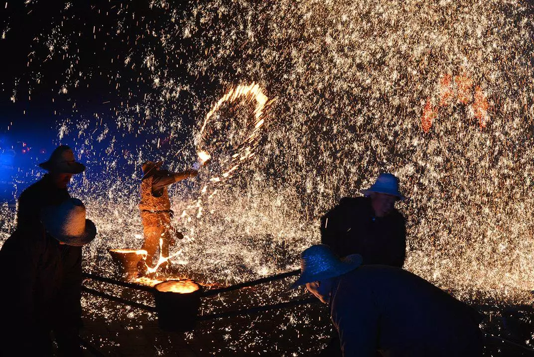 旧正月を祝うために、中国の鍛冶屋は溶けた金属を花火に変えます 35092_5