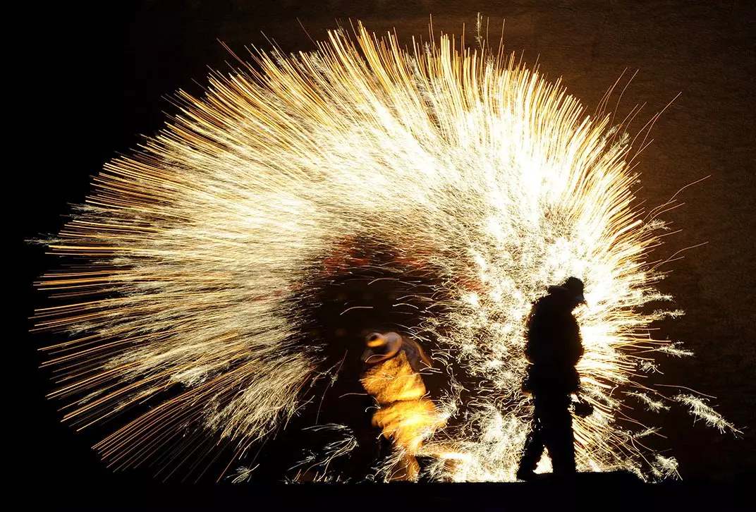 Aron sa pagsaulog sa Lunar New Year, ang Chinese Blacksmith naghimo sa tinunaw nga metal ngadto sa fireworks 35092_8