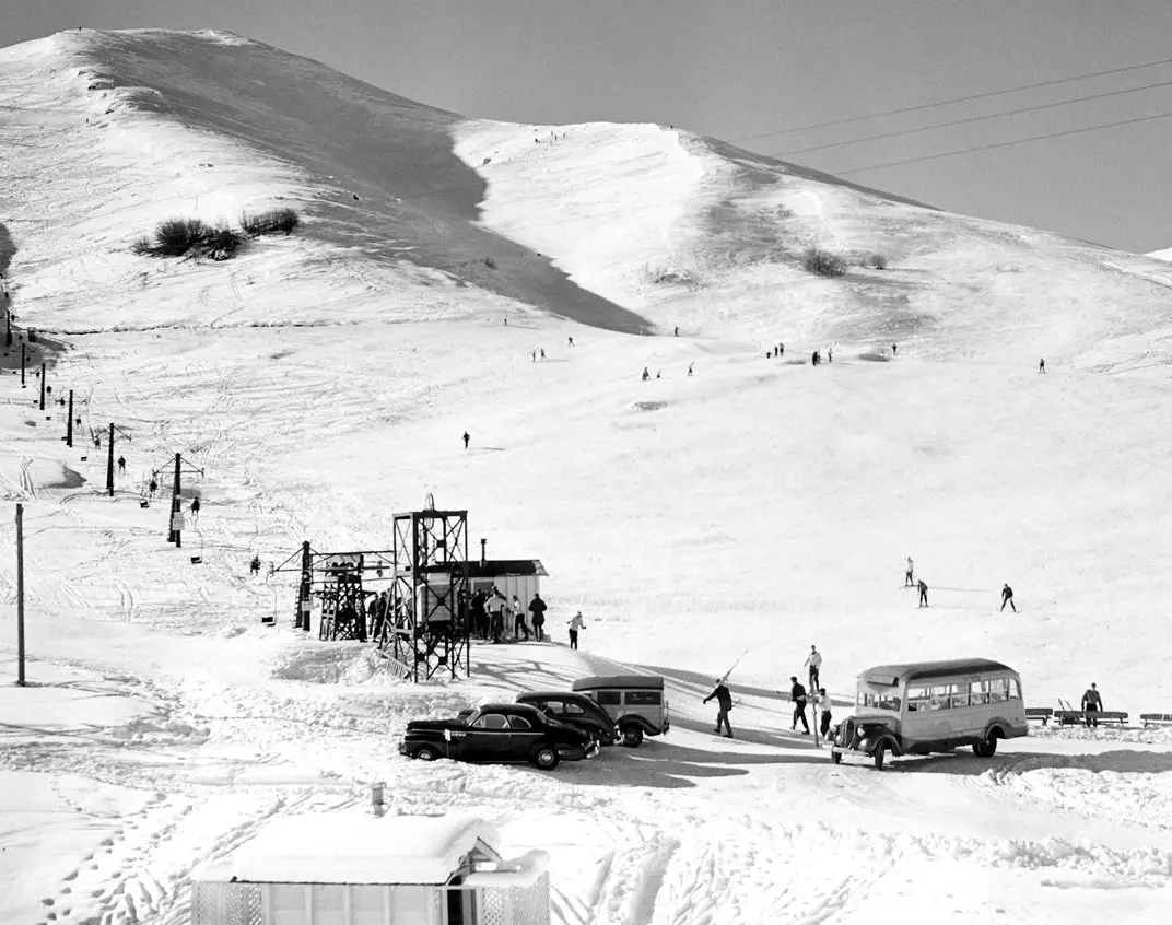 Nebraskadan olan bir Dəmiryol Mühəndisi Dünyanın İlk Kayak Telesiyezini Necə İxtira Etdi