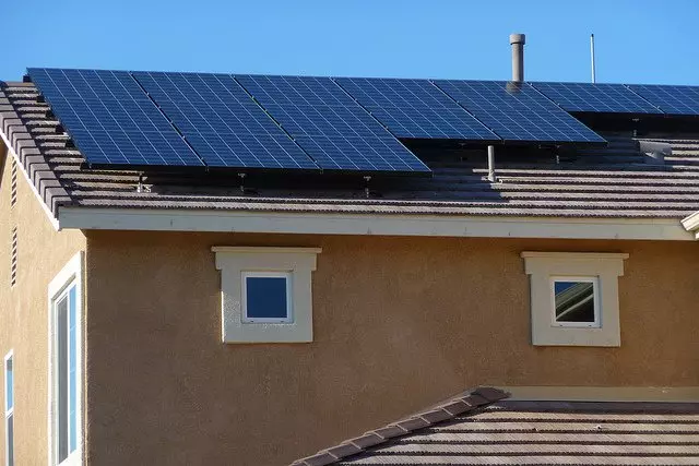 Una casa en Lancaster, California, se moderniza con energía solar.