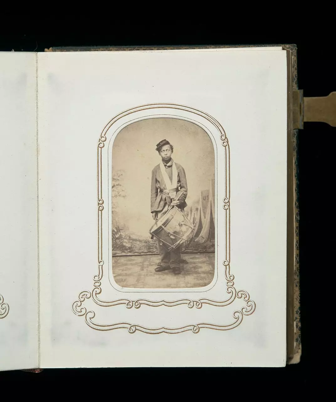 Một tay trống được John Ritchie chụp ảnh và đưa vào album carte-de-visite của Trung đoàn bộ binh số 54 Massachusetts