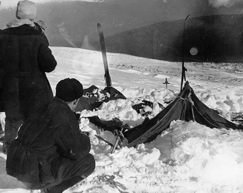 Tim penyelamat menemukan tenda yang ditinggalkan pada 26 Februari 1959