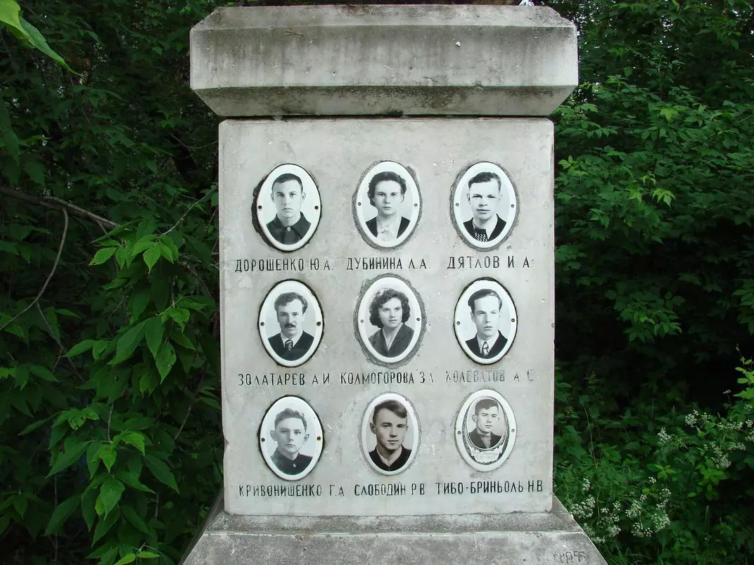 Monumento en honor a las nueve víctimas del incidente del paso Dyatlov