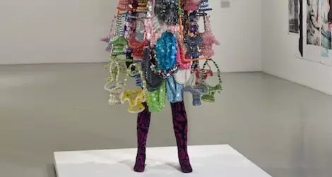 La exuberante escultura de Nick Cave, “Soundsuit”, de 2009 marca una aplicación reciente del ensamblaje.