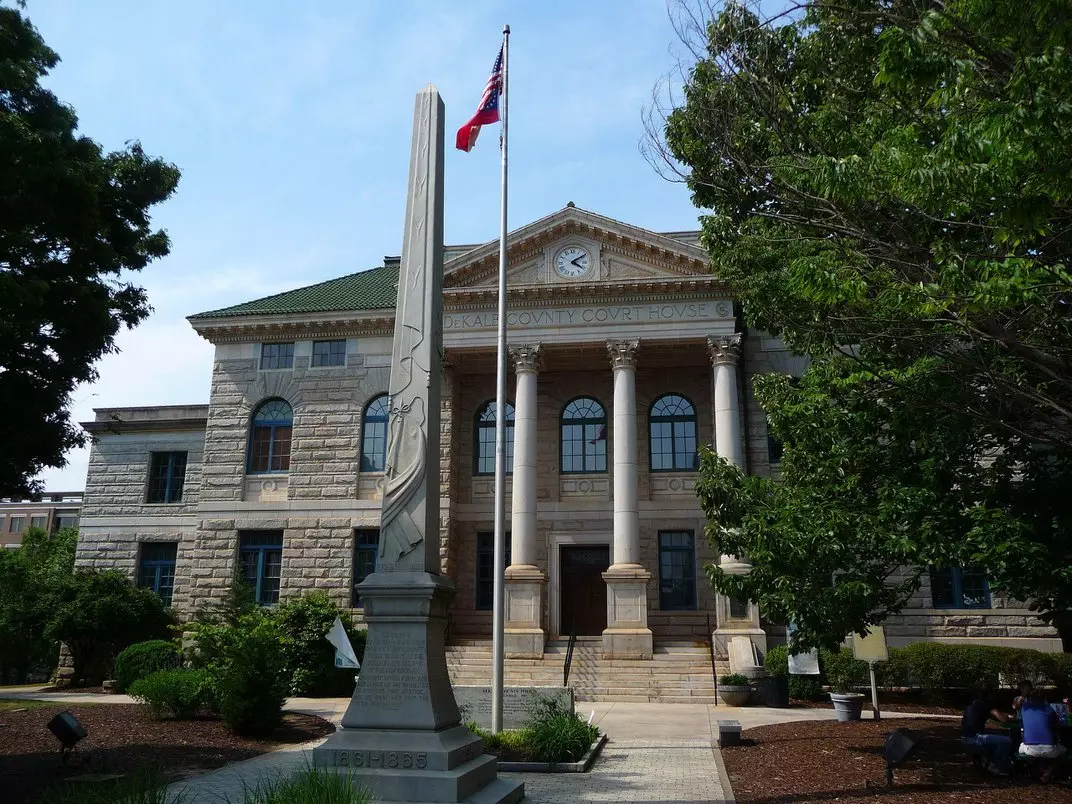 Konfødereret obelisk foran DeKalb County Courthouse