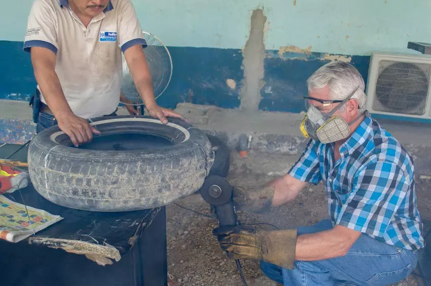 Nola eraiki eltxoen tranpa bat pneumatiko zahar batetik