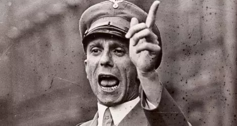 Den nazistiska propagandaministern Joseph Goebbels gör en poäng.