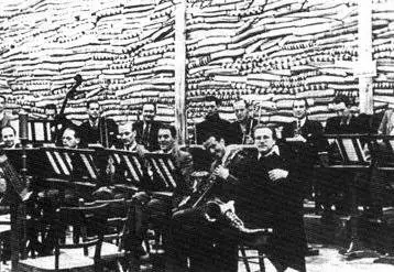 Medlemmar av Charlie and His Orchestra tränar 1942. Deras bas var då en madrassfabrik.