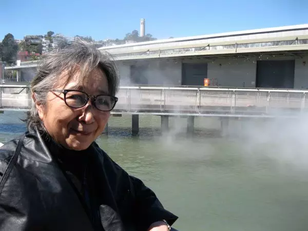 Fujiko Nakaya ඇගේ මීදුම මූර්තියේ පරීක්ෂණ ධාවනය අධීක්ෂණය කරයි.
