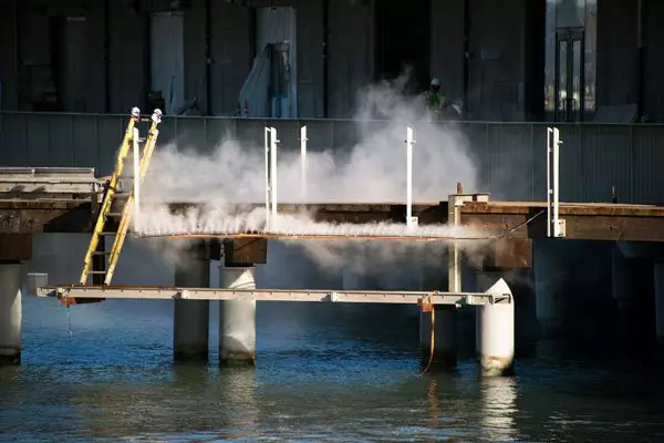 O vapor de água jorra de um cano cravejado com 800 pequenos bicos.