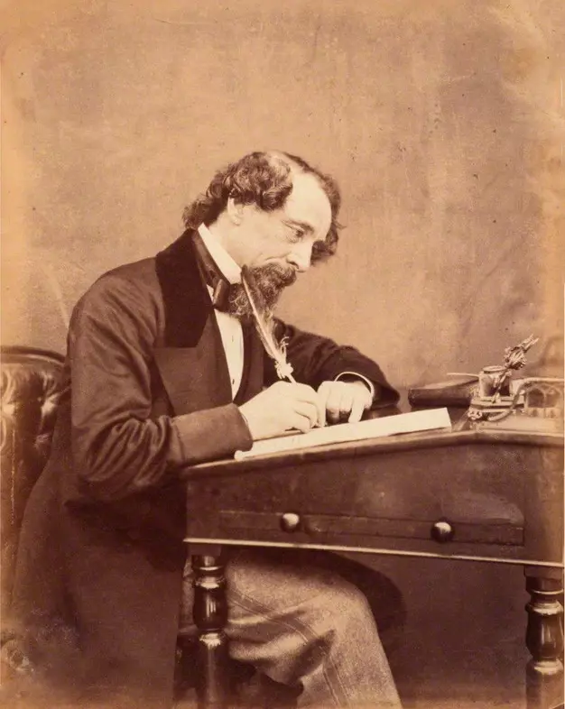 Charles Dickens, viđen za njegovim stolom 1858