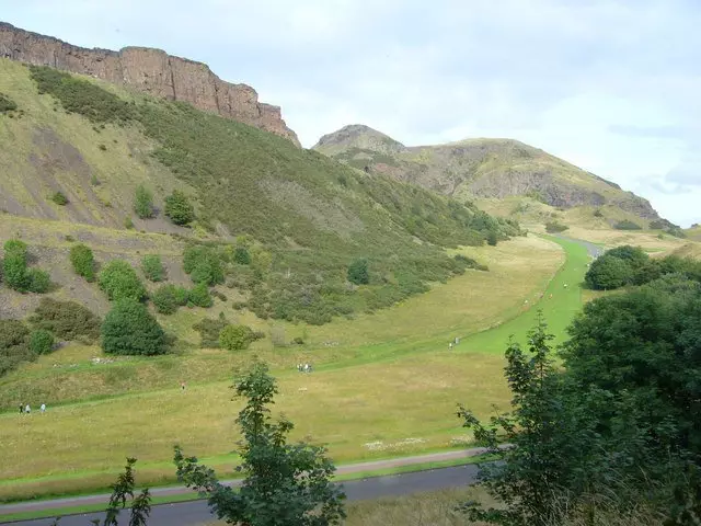 Salisbury Crags, a l'esquerra, i Arthur's Seat