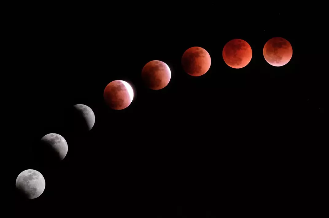 Sestavljena slika lune, ki jo prekriva Zemljina senca, počasi postaja svetlo rdeča in je sčasoma v celoti prekrita