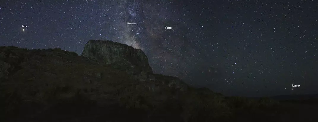 En utsikt over fjell med stjerner bak, med Mars, Saturn, Vesta og Jupiter merket fra venstre til høyre