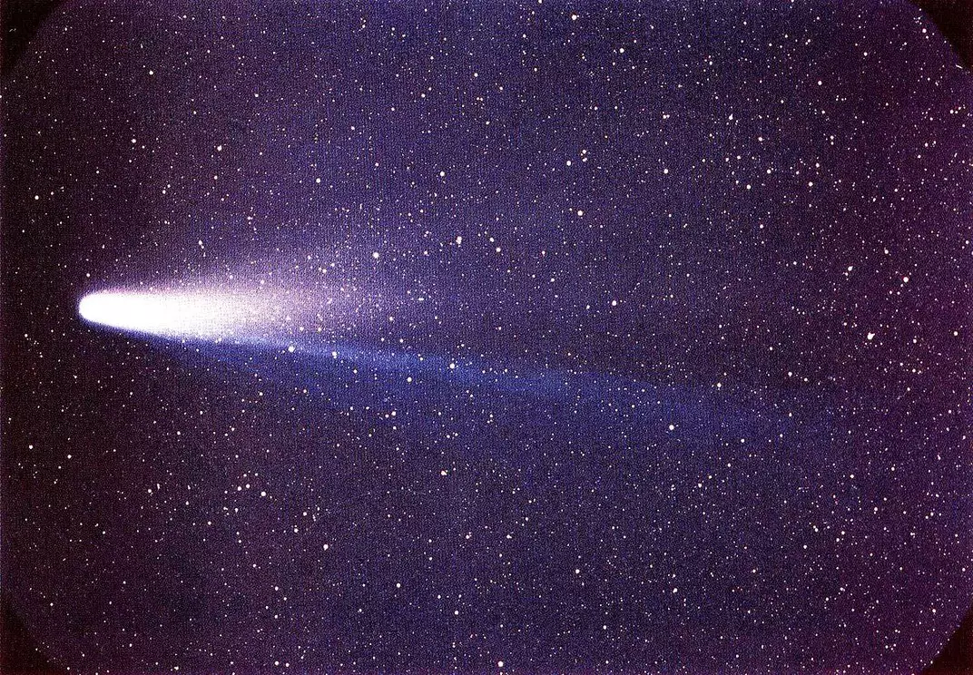 Ang kometa ni Halley, usa ka sanag sa masanag nga kahayag batok sa usa ka tinta nga purpura-itom nga kalangitan sa kagabhion nga napuno sa mga bituon