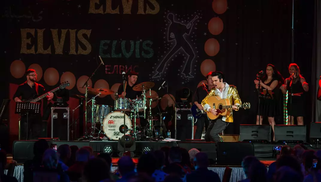 1년에 한 번, 27,000명 이상의 Elvis 팬이 이 작은 호주 마을에 넘쳐납니다. 35765_3