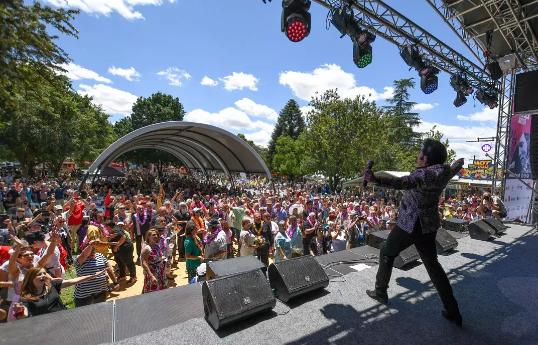 Eemol d'Joer iwwerschwemmt iwwer 27.000 Elvis Fans dës kleng australesch Stad 35765_8