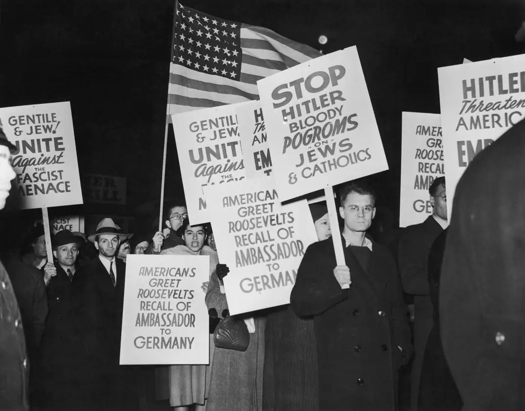 Neoyorquinos protestando por la Kristallnacht