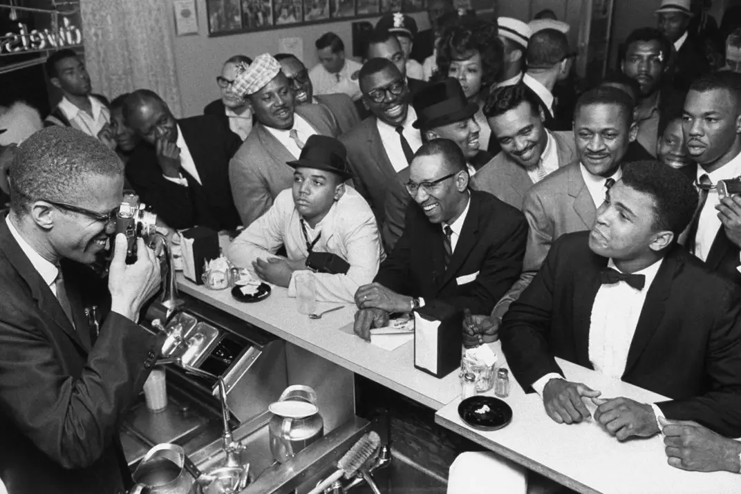 Malcolm X toma una foto de Cassius Clay