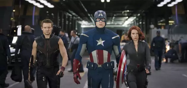 L–R: Hawkeye (Džeremijs Renners), Kapteinis Amerika (Kriss Evanss) un Melnā atraitne (Skārleta Johansone)