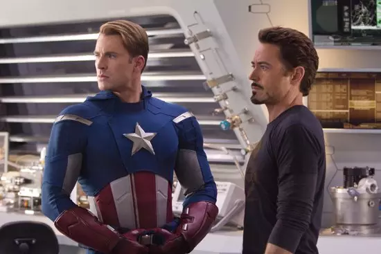 Captain America (Chris Evans) iyo Tony Stark (Robert Downey Jr.) oo ku sugan Marvel's The Avengers