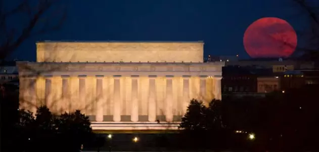 Supermånen i mars 2011, stiger bakom Lincoln Memorial i Washington, DC