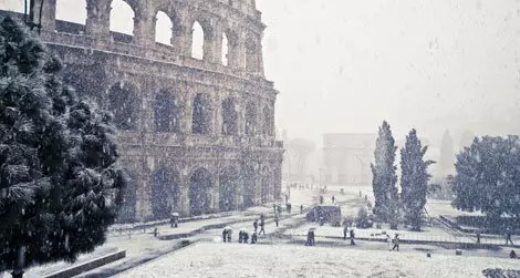 Musim dingin yang sangat dingin menyelimuti Colosseum Roma dengan salju