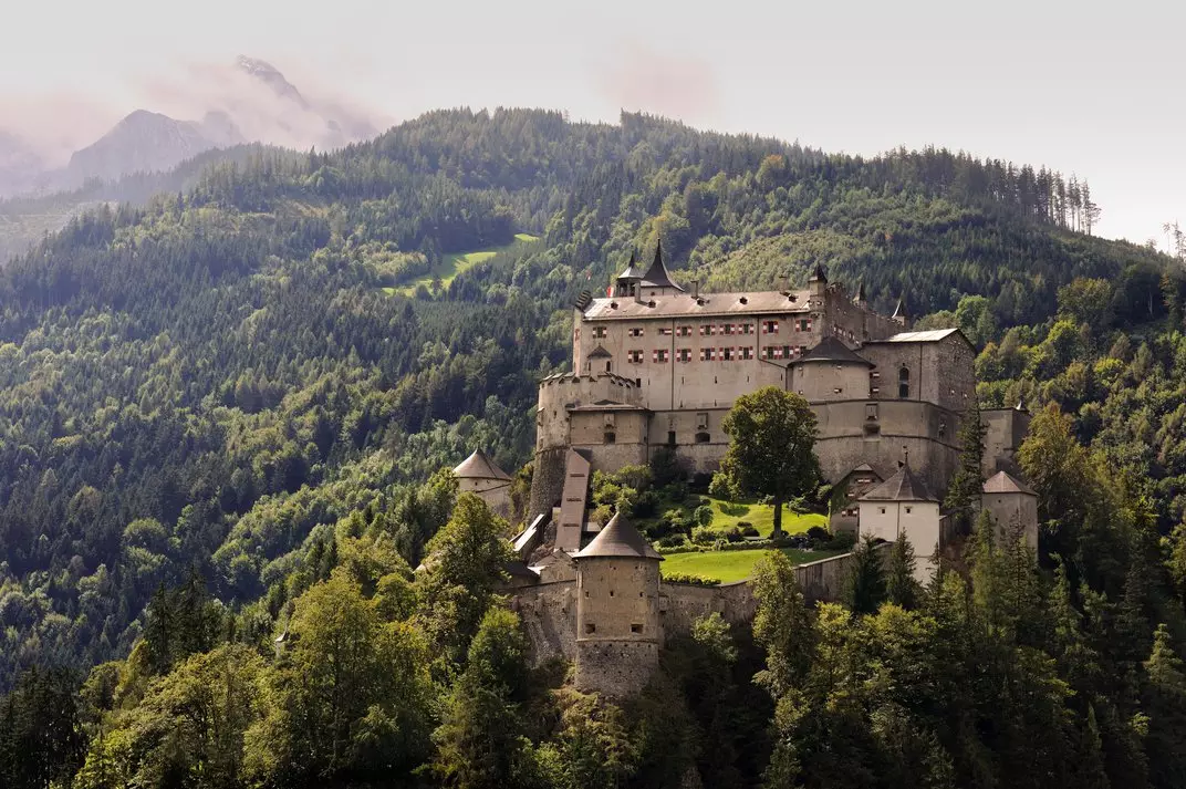 این قلعه های خیره کننده و کمتر بازدید شده در اروپا مستقیماً از یک افسانه بیرون آمده اند 36142_16