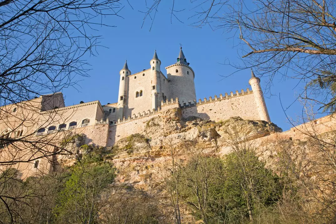 هذه القلاع المذهلة ذات الزيارة الأقل في أوروبا خرجت مباشرة من قصة خيالية 36142_9