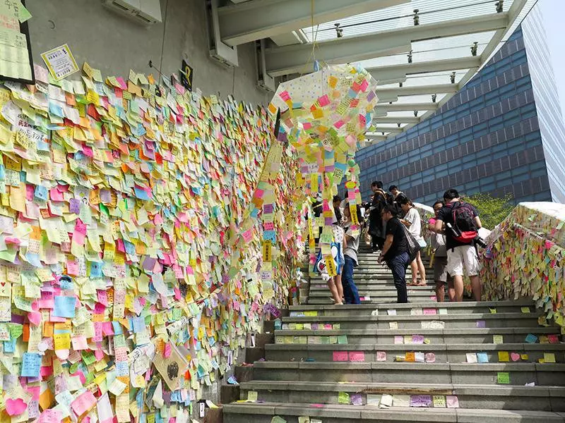 Lennon Wall lépcső.jpg